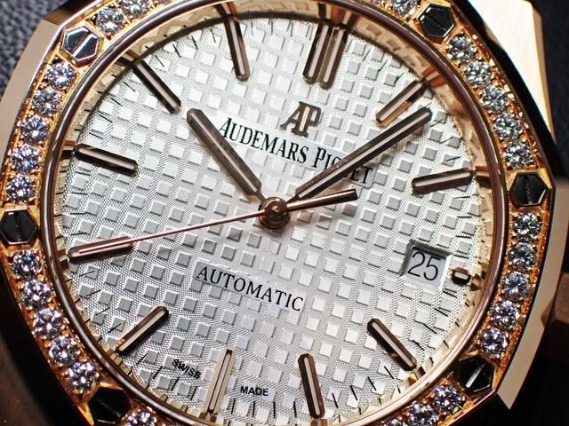 オーデマピゲ ロイヤルオークオートマチック 37MM ベゼルダイヤ オーデマピゲ ロイヤルオークオートマチック 37MM ベゼルダイヤ