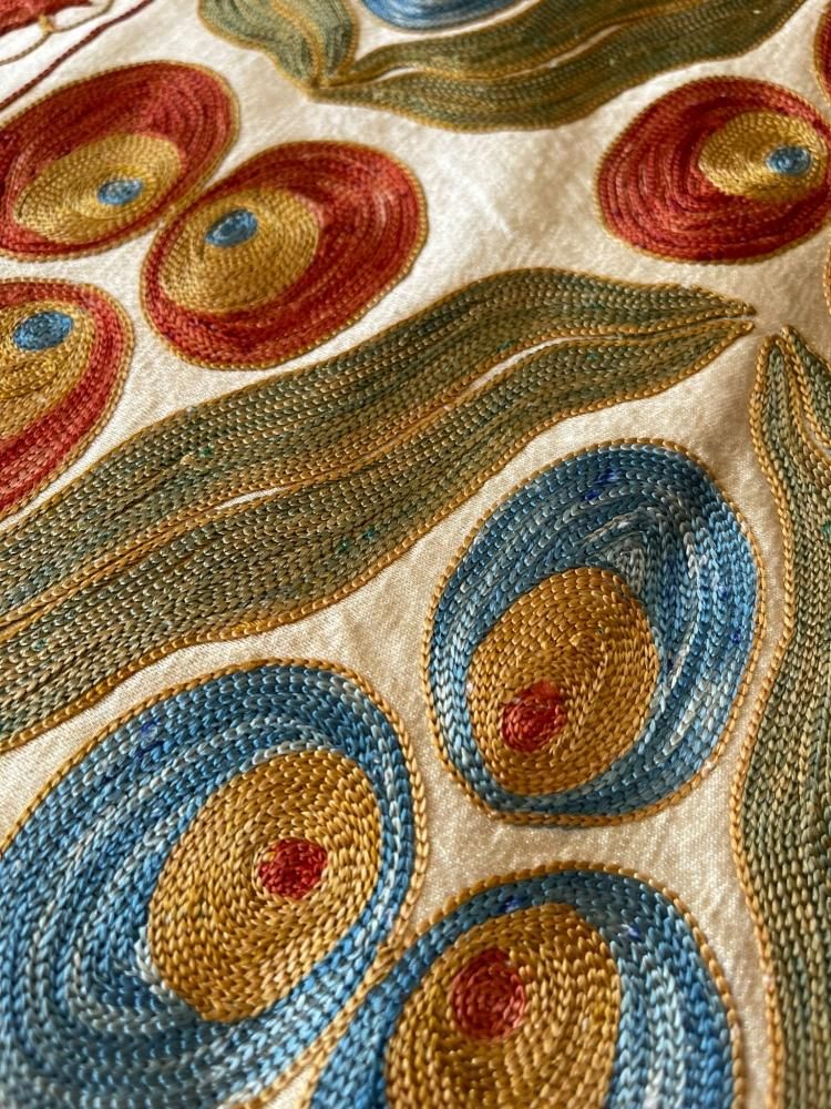 ウズベキスタン伝統刺繍スザニ シルクonシルク クッションカバー ウズベキスタン伝統刺繍スザニ シルクonシルク クッションカバー